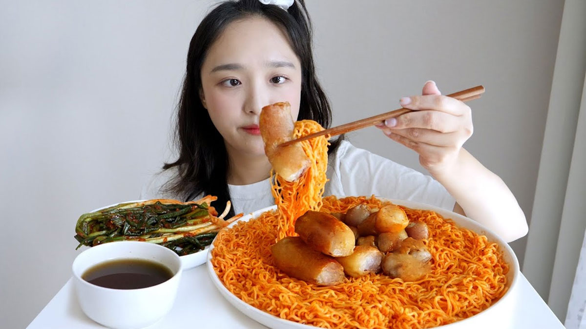 Mukbang nghĩa là gì? Tại sao nhiều người thích xem Mukbang?